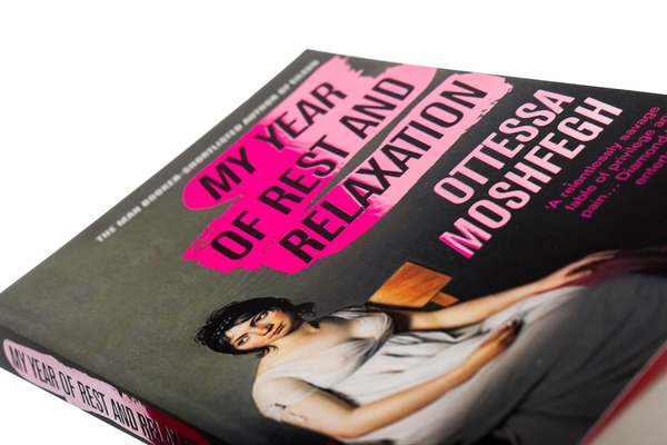 Книга «My Year of Rest and Relaxation» – Оттесса Мошфеґ, купити за ...